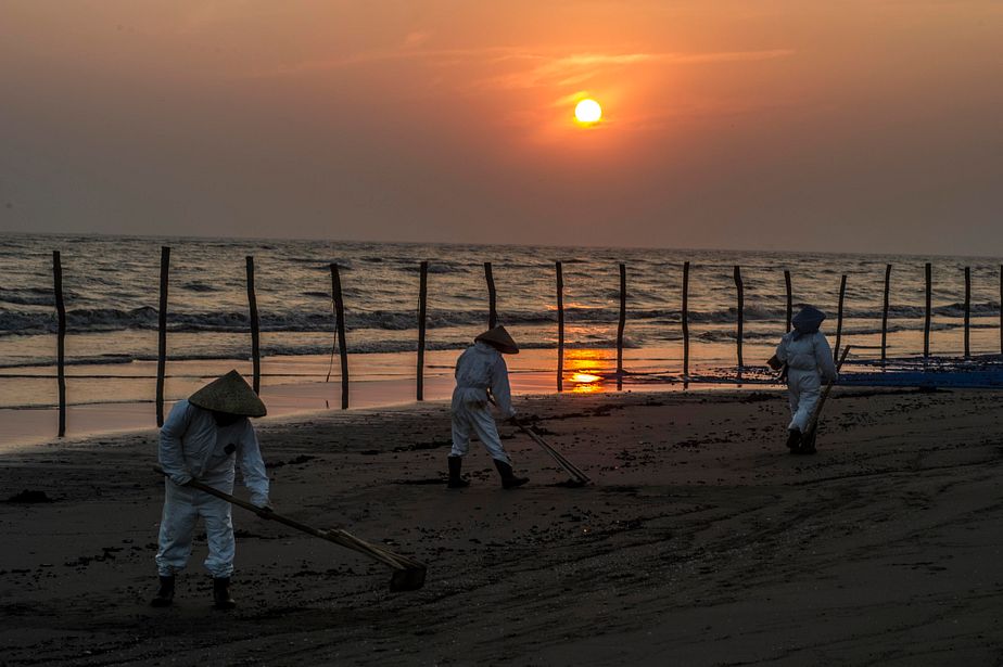 Oil Spilling Into the Java Sea – The Diplomat