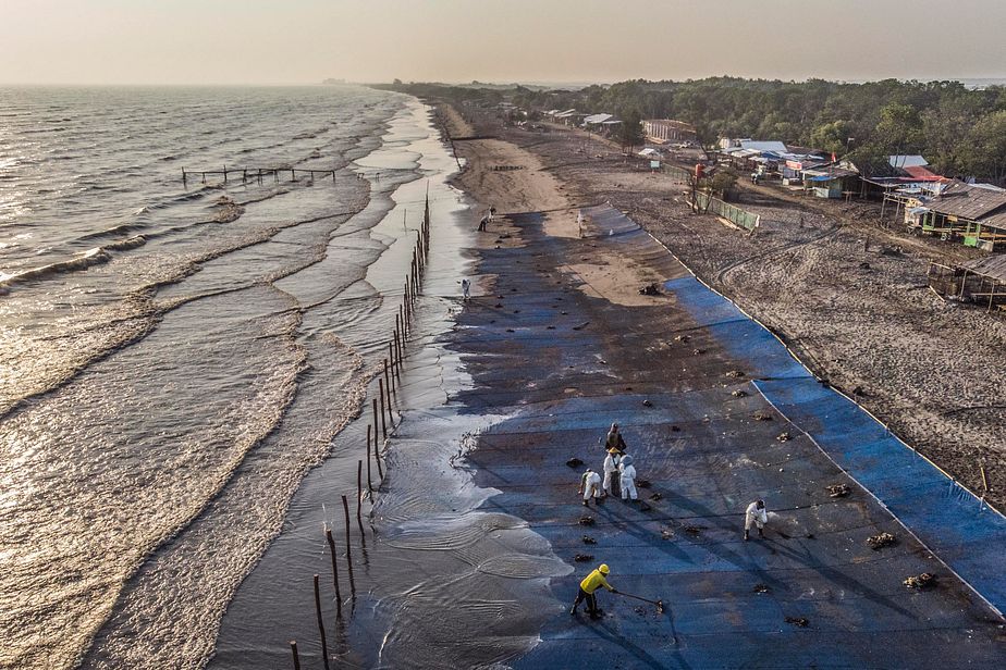 Oil Spilling Into the Java Sea – The Diplomat