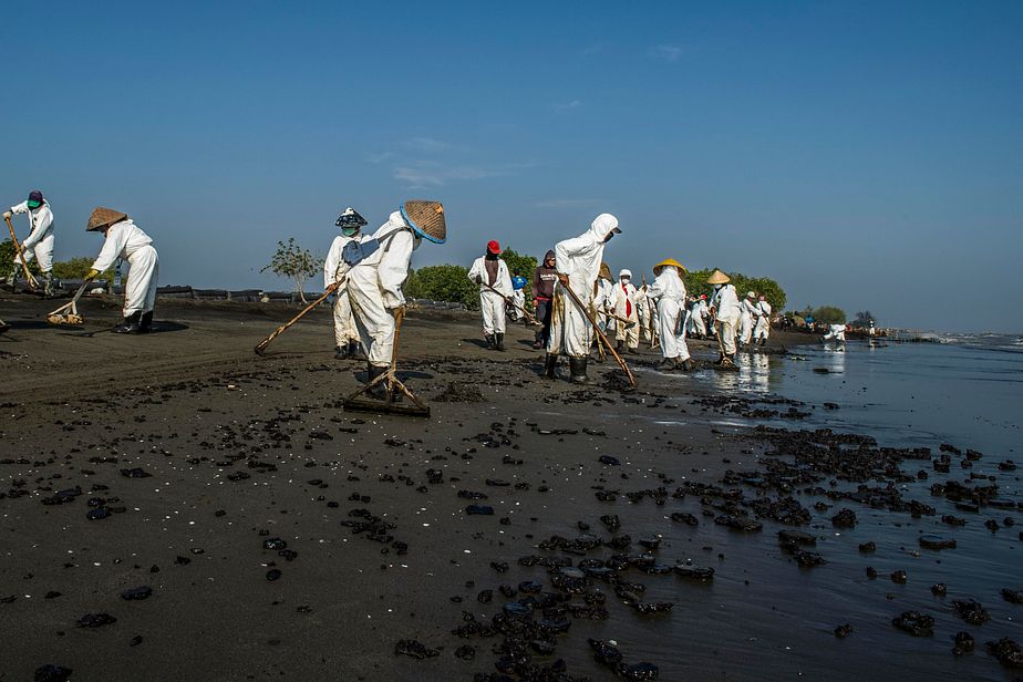 Oil Spilling Into the Java Sea – The Diplomat