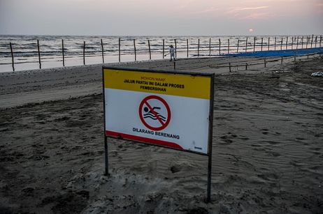 Oil Spilling Into the Java Sea – The Diplomat