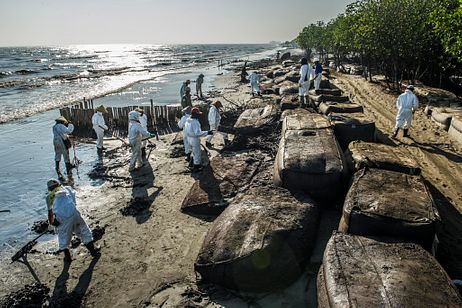 Oil Spilling Into the Java Sea – The Diplomat