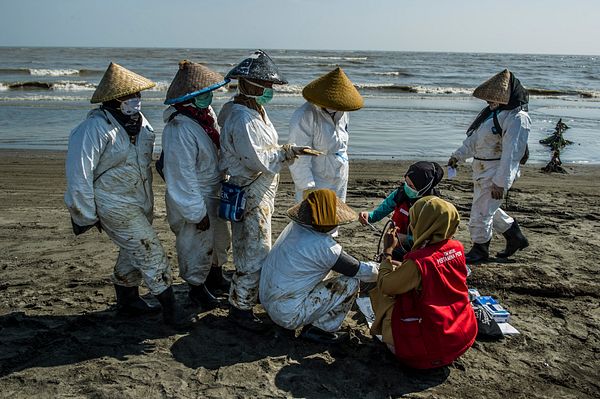 Oil Spilling Into the Java Sea – The Diplomat